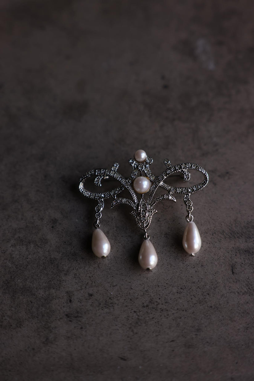 Silver-Tone Rhinestone & Faux Pearl Brooch – Vintage Baazaar